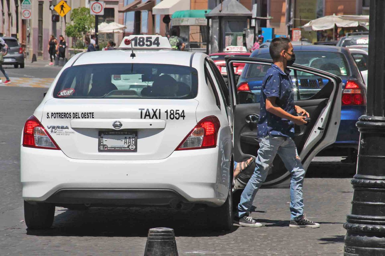 Taxistas se esfuerzan por cumplir con los estándares en Aguascalientes