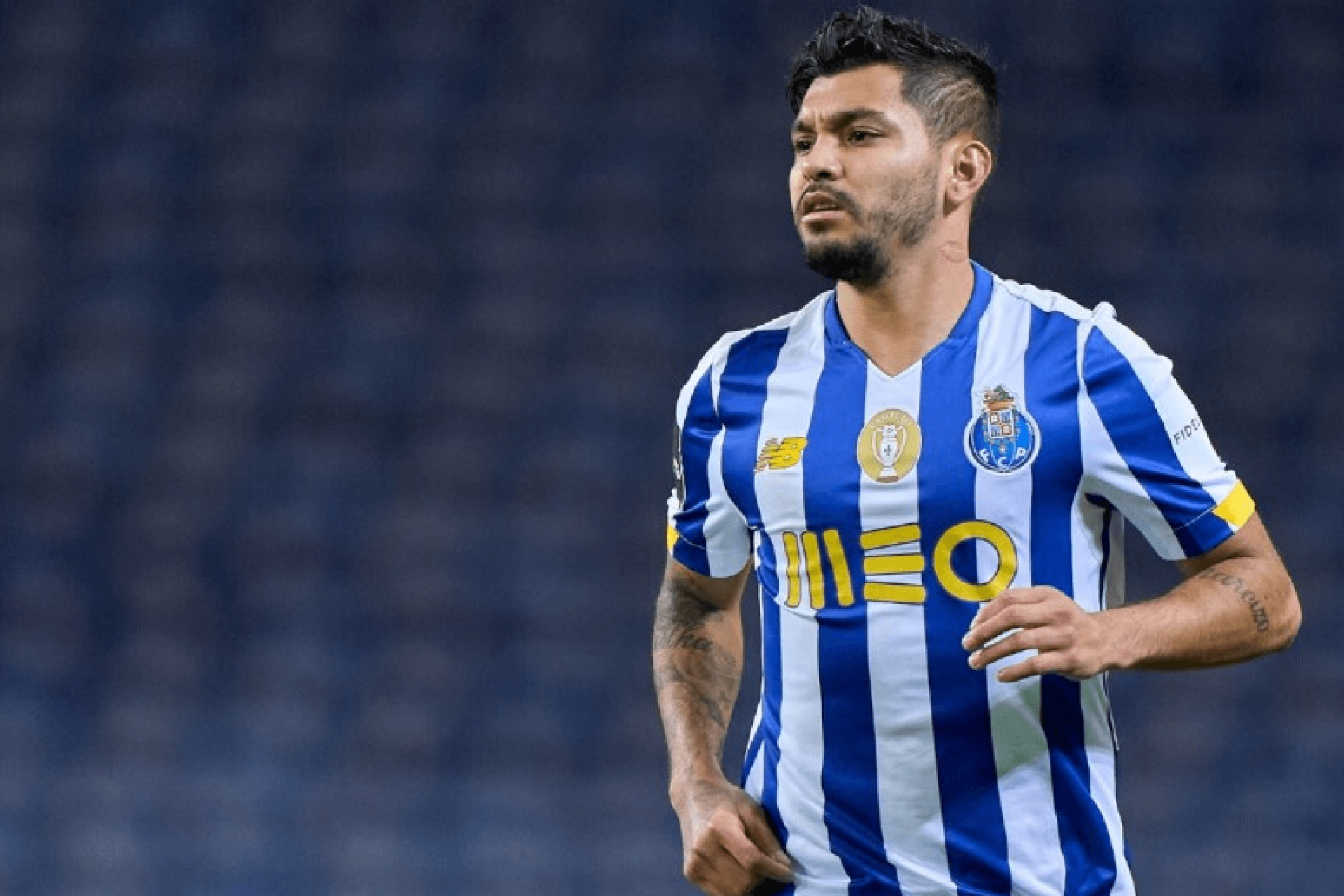 "Tecatito" llega a Sevilla a firmar con su nuevo equipo