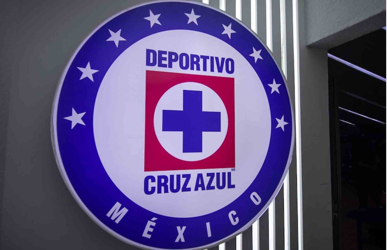 Cruz Azul presenta su nuevo escudo... sin estrellas ...