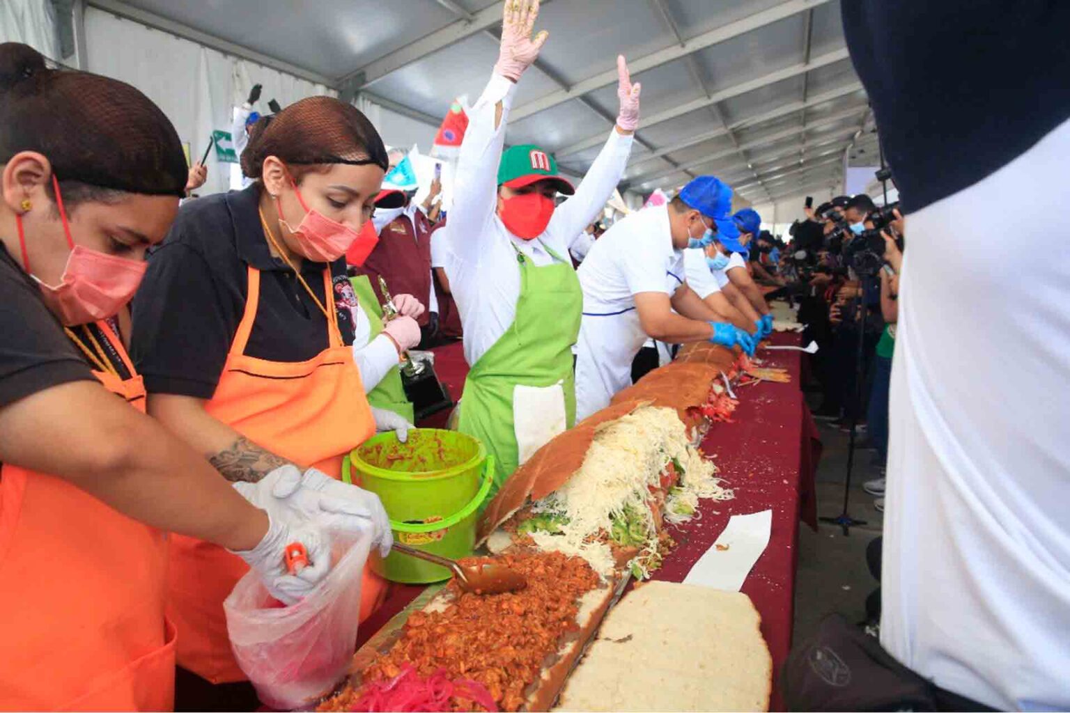 Rompen récord de la torta más grande del mundo en CDMX