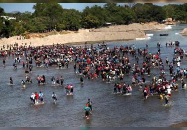 Cientos de migrantes cruzan en grupo el río Suchiate hacia México ...