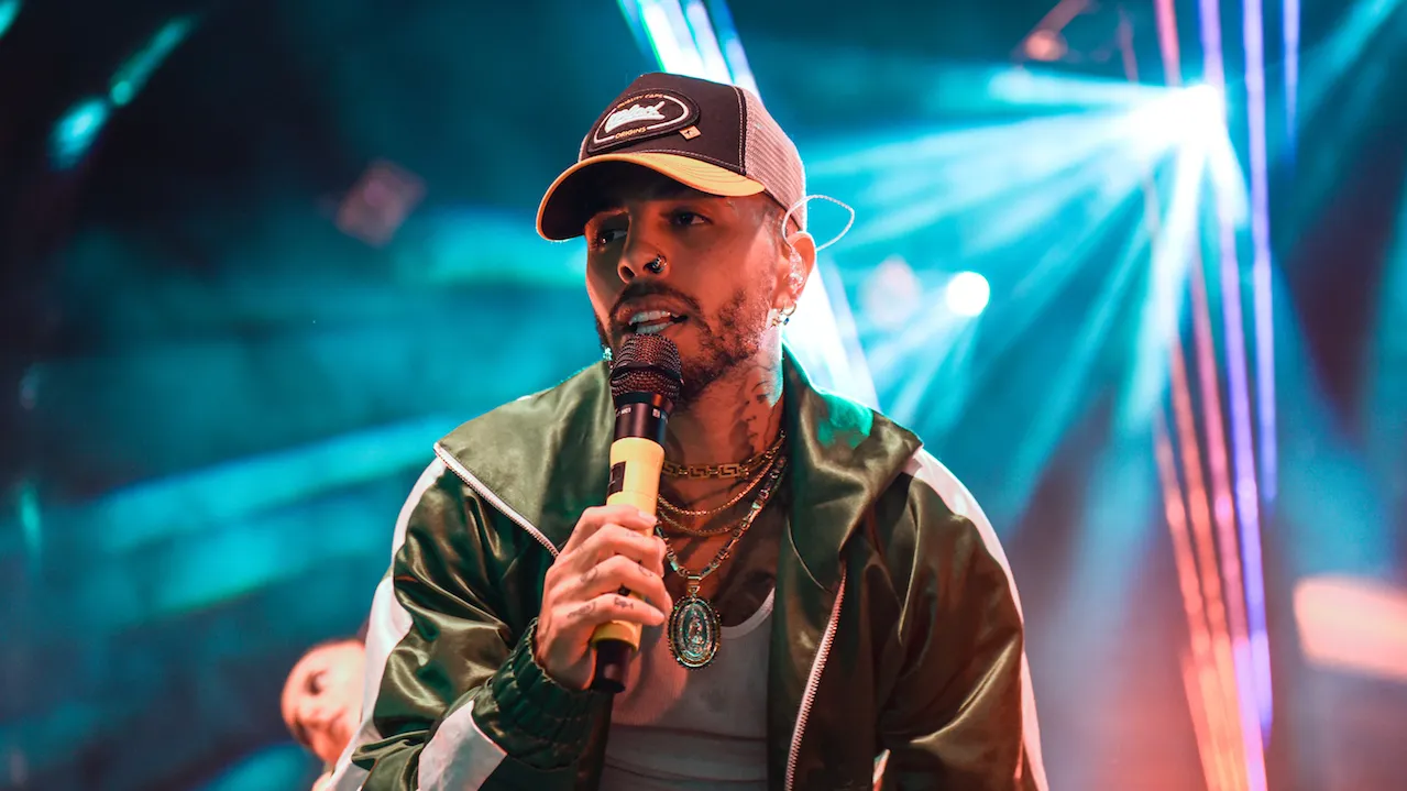 Rauw Alejandro sorprende a Rosalía en pleno escenario y bailan juntos ...