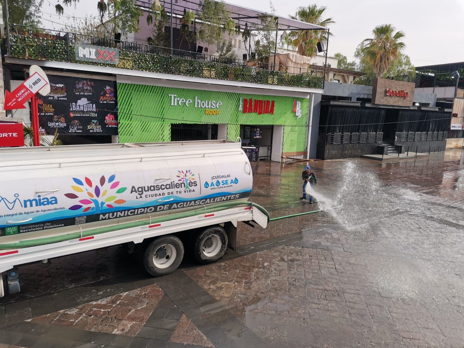 Con 12 pipas de agua tratada limpian diariamente el perímetro ferial ...