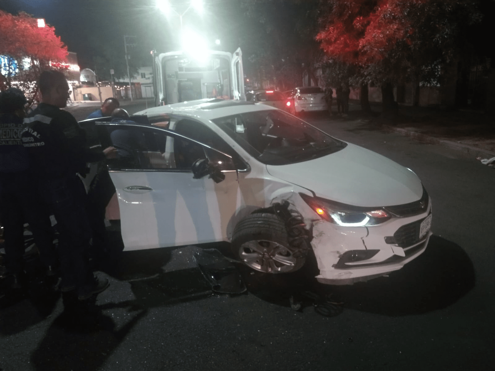 Conductor pierde el control y se impacta contra un auto estacionado en la colonia Salud ...