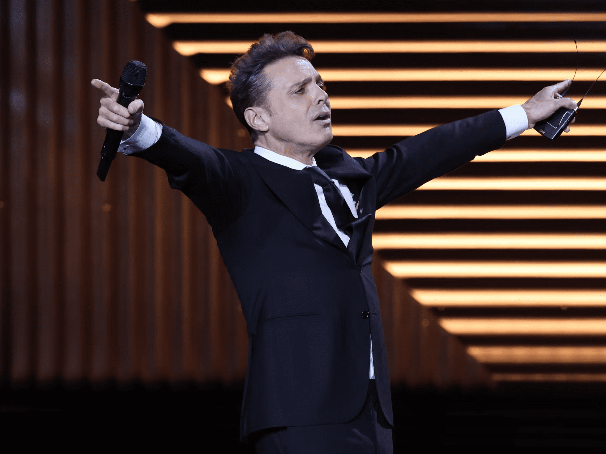 ¿De Qué Habla "Por Debajo De La Mesa", Nuevo Libro Sobre Luis Miguel ...