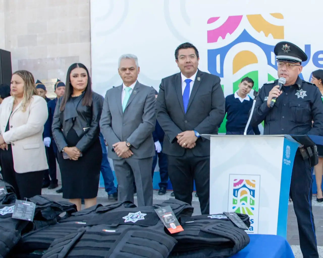 César Medina entrega uniformes y equipo a policías de JM – Periodico ...