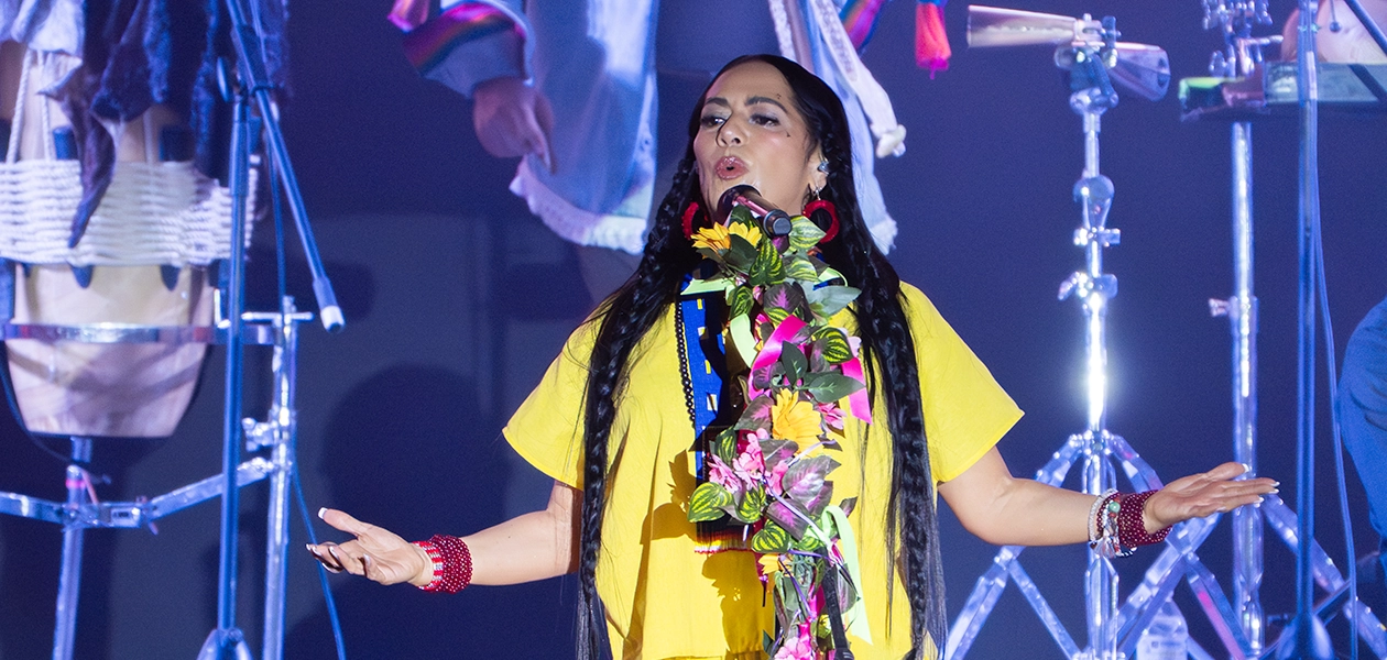 Lila Downs Llenó De Folclor, Mezcal Y Tradición Mexicana El Foro De Las ...