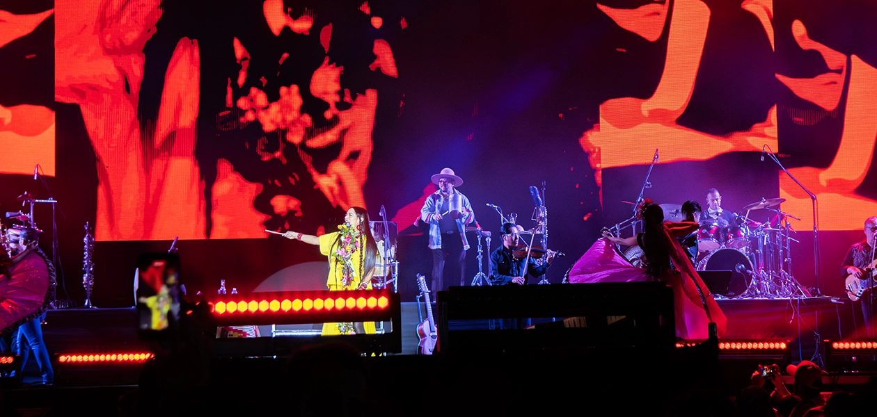 Lila Downs Llenó De Folclor, Mezcal Y Tradición Mexicana El Foro De Las ...